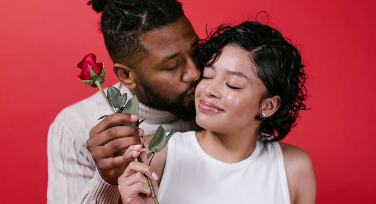 ¿Cómo empieza a enamorarse un hombre? | 11 Señales