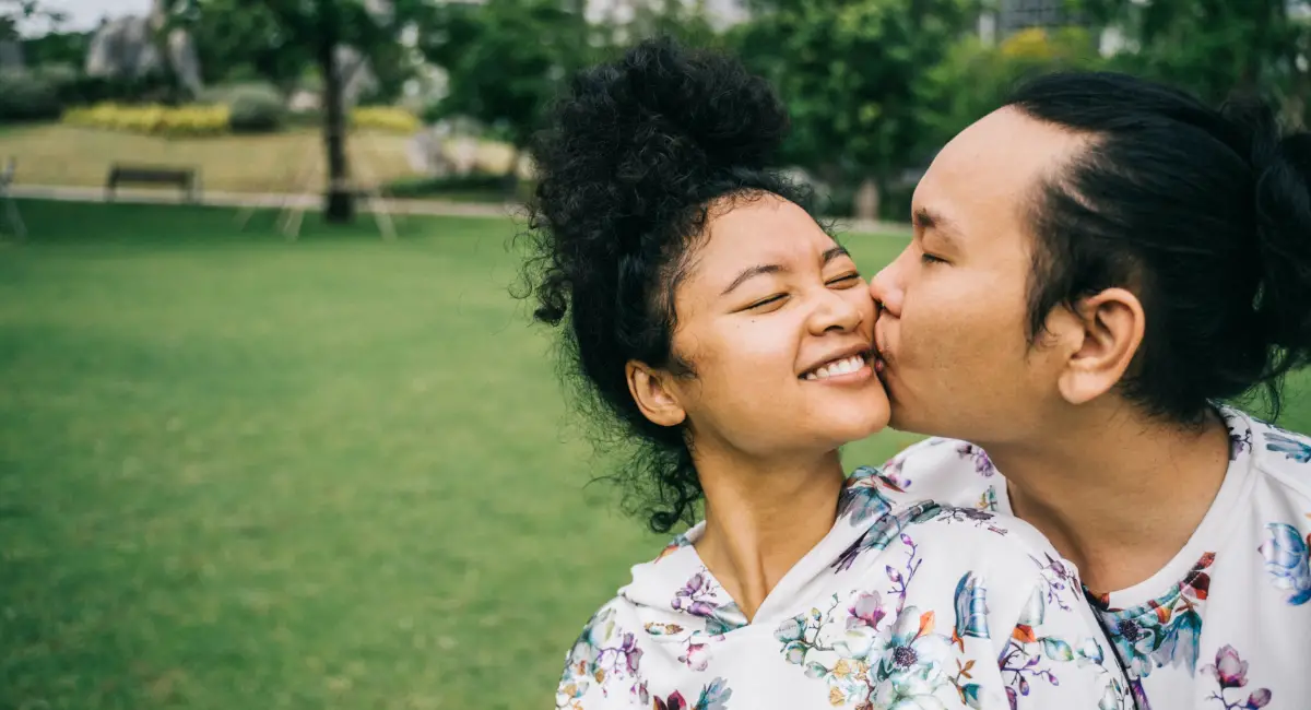 ¿Dónde te besa un hombre enamorado? - 5 Tipos de besos